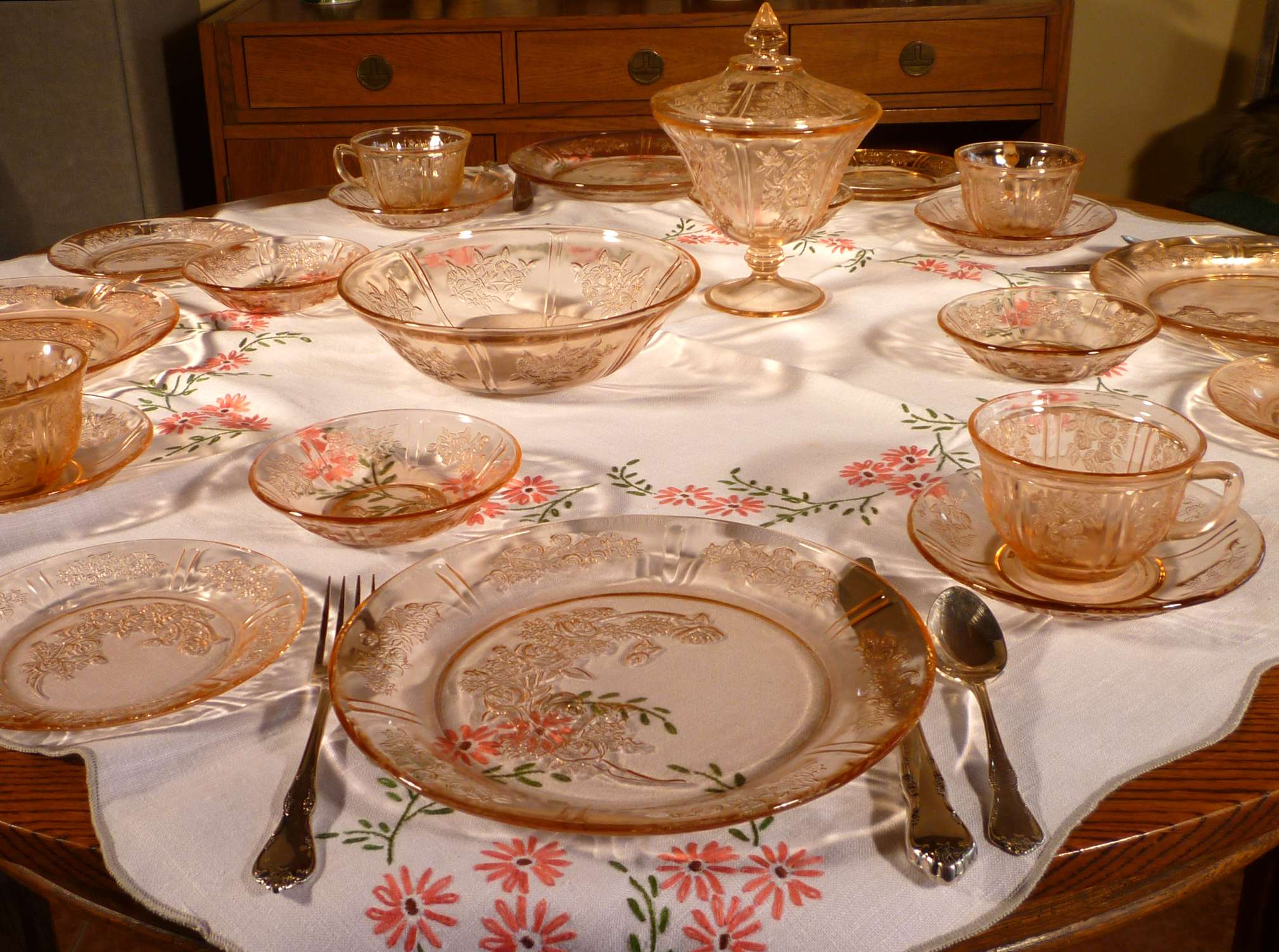 Oh What a Difference Cloth Can Make – Depression Glass Tables for You